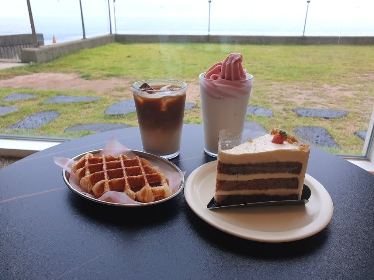 포항 구룡포 카페추천 어스피스 커피(Auspice Coffee) 내돈내산 솔직후기 _ 당근 케이크, 메이플 크로플, 밀크&딸기 ...