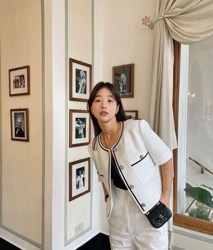 행복한 결혼식 여성 하객 패션으로 깔끔한 여름 룩을 연출하는 여자 노카라 크롭 싱글 반팔 자켓 코디 정보 W 기은세 네이버 블로그