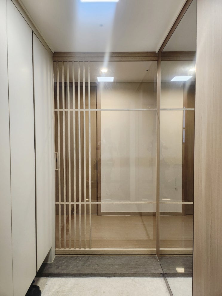 광주 북구 중흥동 전대 제일 풍경채 아파트 현관 중문 설치와 계림동 아이파크 Sk 뷰 현관 중문 시공 사례를 소개해 드립니다