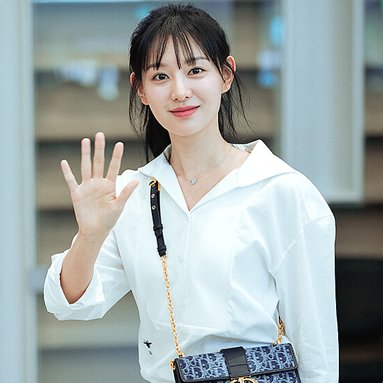 대만 뒤집어 놓고 온 김지원 디올 가방 화이트 셔츠 코디 네이버 블로그