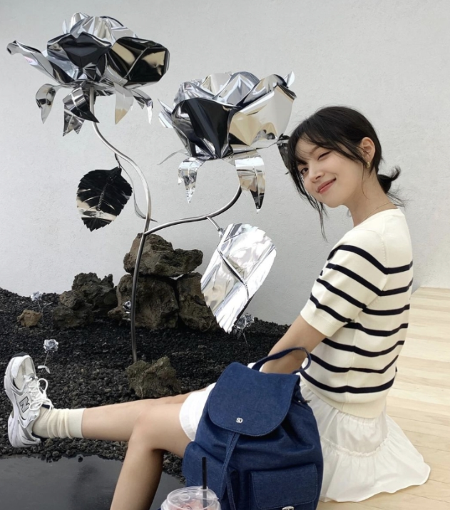 러블리한 김지영의 데일리룩에 함께한 여자 운동화로 뉴발란스 530 화이트 그레이 여성 크림 신발 가격은 네이버 블로그