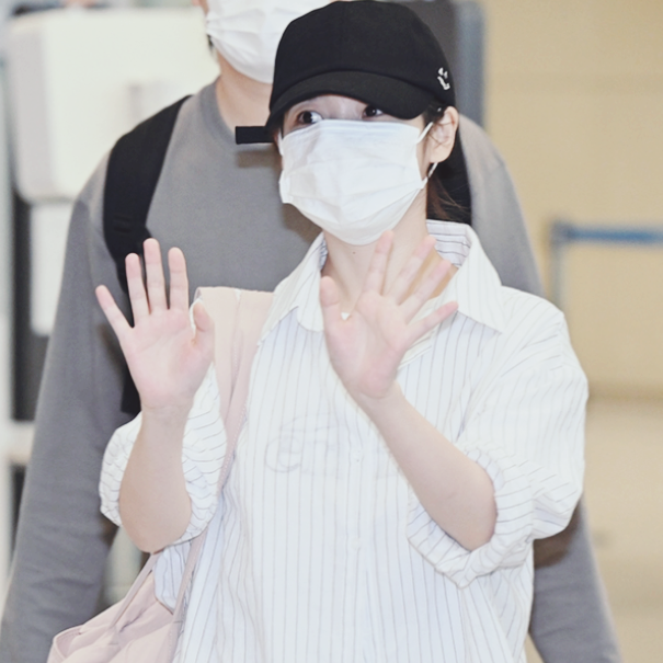 아이유 공항패션 출입국 똑같던 뉴발란스 신발 제이에스티나 가방은 네이버 블로그