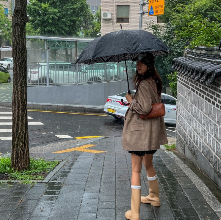 채정안 장마철 잇템 명품 브랜드 샤넬 레인부츠 추천 코디 네이버 블로그