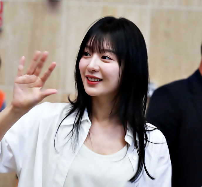 수수해서 더 예쁜 헤메코로 반응 터진 김지원 공항패션 프라다 가방 토트백 예거 시계 여자 흰셔츠 코디 네이버 블로그