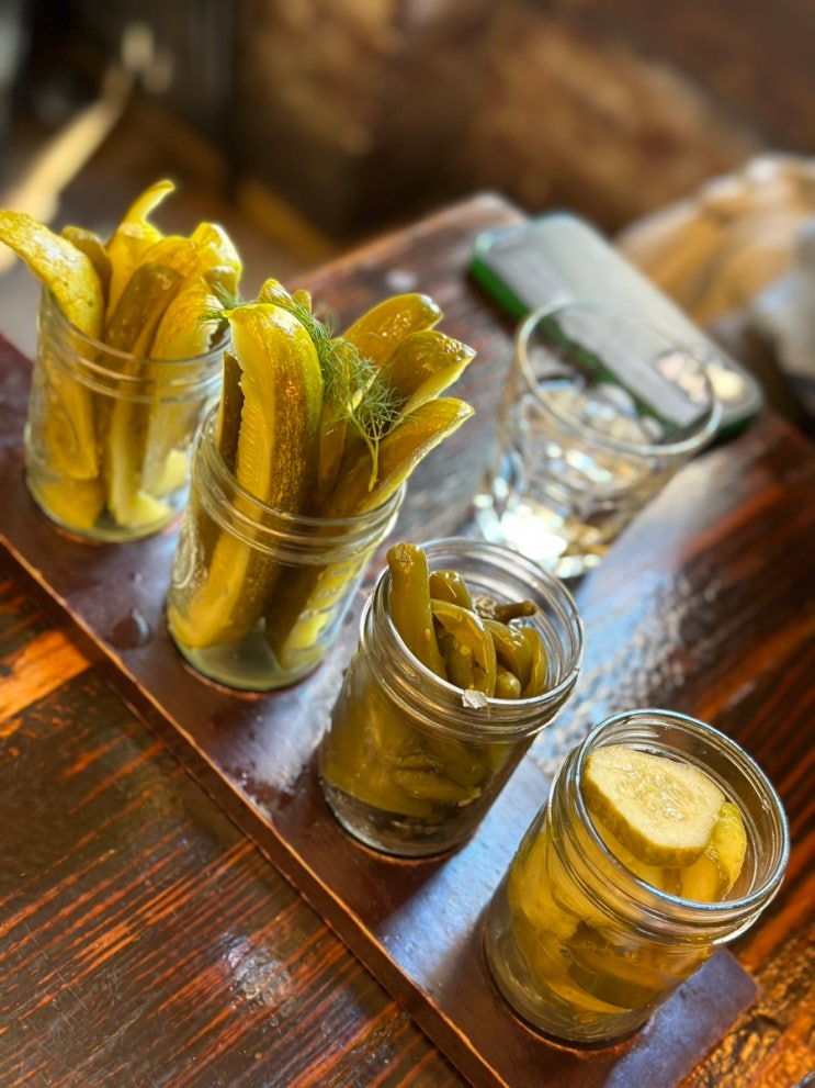 🇺🇸 Jacob's Pickles, 제이콥스 피클, 정말 맛있는 음식과 그에 걸맞은 고퀄리티 피클, 뉴욕 맛집, 맨해튼 레스토랑 ...