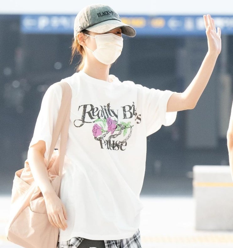 예쁜데 편한 아이유 미국 출국 공항패션 코디 6만원대 레이브 반팔 티셔츠 정보 블랙퍼플 볼캡모자 • 제이에스티나 가방