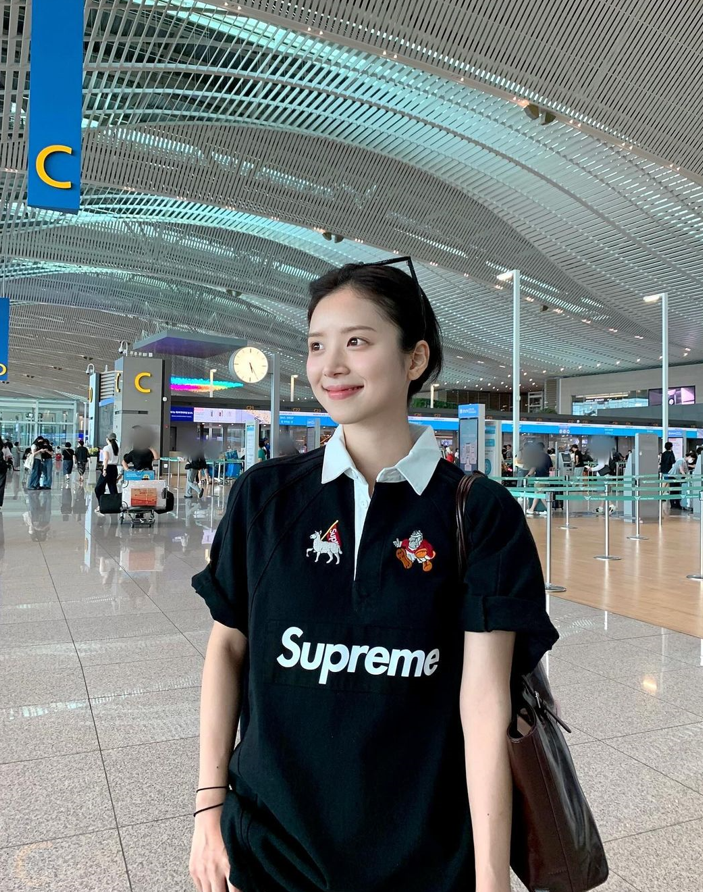 김지영의 공항 패션으로 함께한 스트릿 브랜드 그 잡채인 슈프림의 여자 럭비 폴로 카라 티셔츠 코디 네이버 블로그
