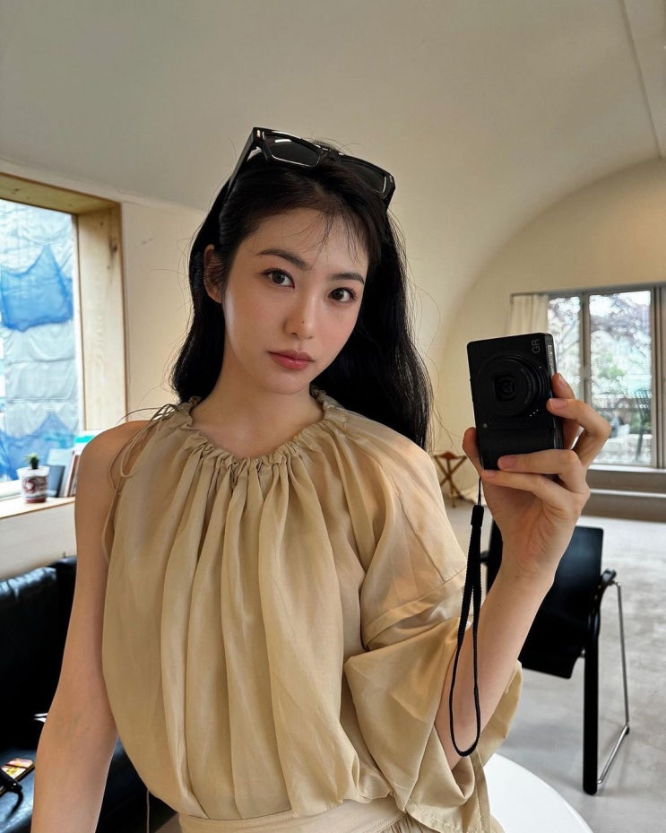 요즘 여자 연예인 인스타에서 자주 보이는 명품 브랜드 페라가모 뿔테 선글라스 Ft 신예은 네이버 블로그