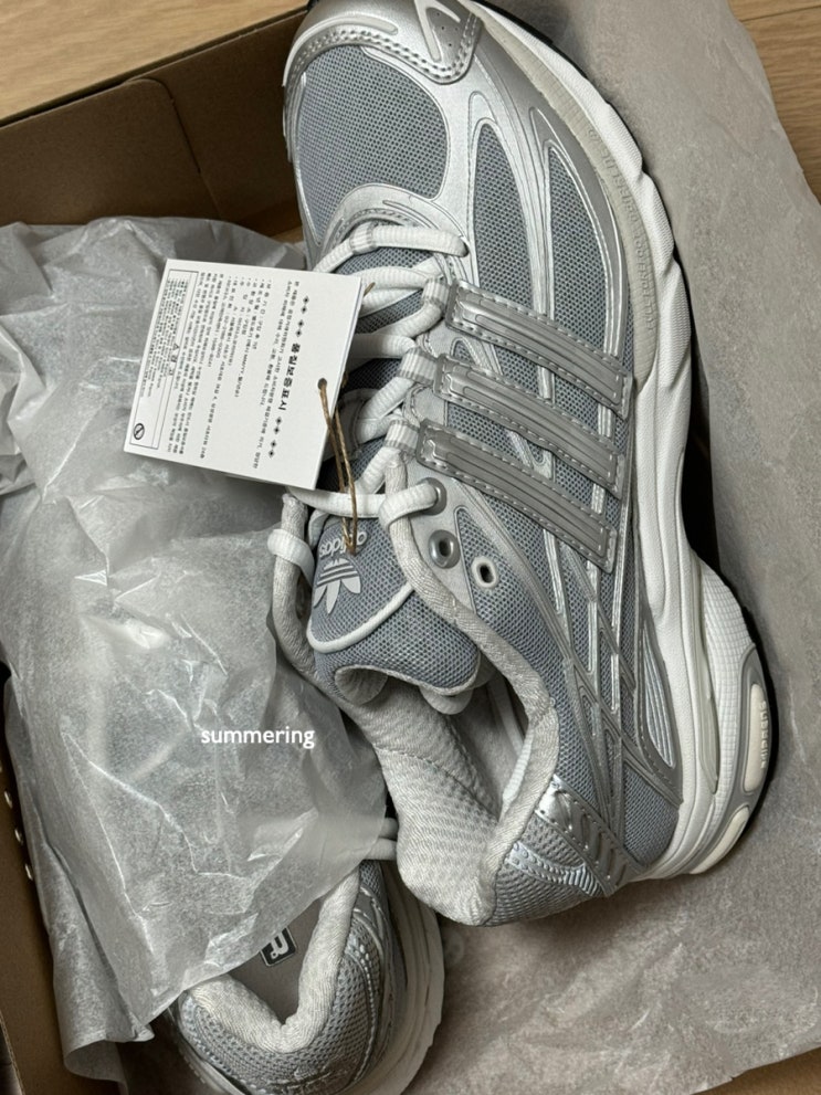 아디다스 아디스타 쿠션 화이트 실버 메탈 ID5748 착용샷 후기 : 네이버 블로그