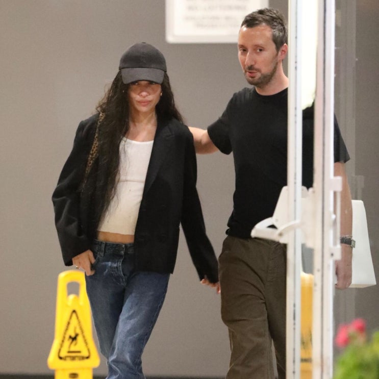 오늘도 까리한 조 크라비츠, 안토니 바카렐로와 함께 생로랑 레오파드 호보백 들고 : 네이버 블로그