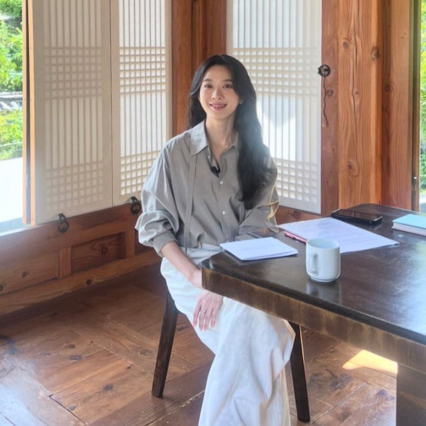 이청아 유튜브 '책과 의자 사이' 속 패션 정보 | 240728 | 르메르(LEMAIRE) 셔츠와 샐리손 (SALLY SOHN ...