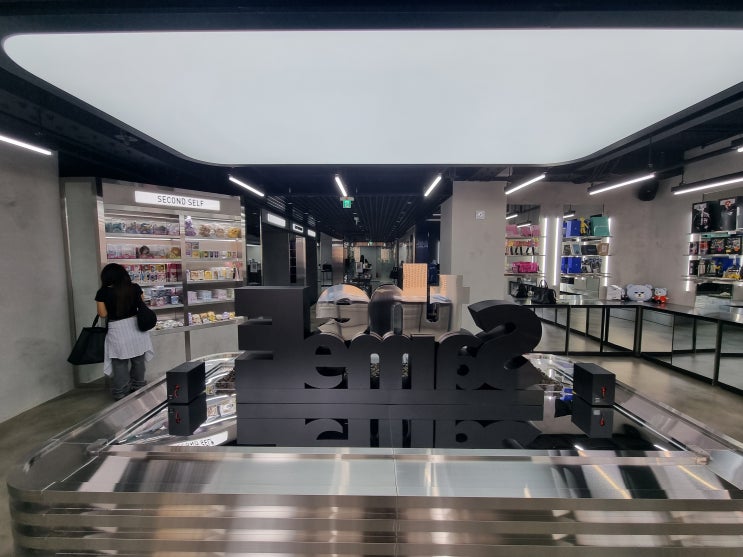 K-POP YG 팬이라면 꼭 가봐야 할 이곳은 어디? 명동 굿즈샵 'the SameE' : 네이버 블로그