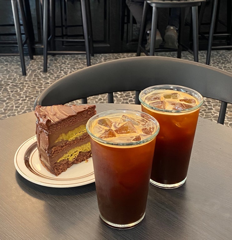 부산 전포 카페 두바이 초콜렛 케이크가 있는 전포동 디저트 맛집 리액트 전포카페점 네이버 블로그