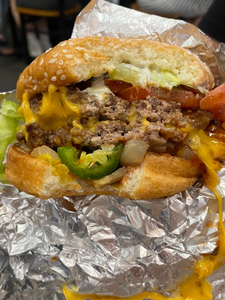 [여의도] 더현대서울 지하1층 미국식 햄버거&밀크쉐이크 후기 : 파이브가이즈여의도 : 네이버 블로그