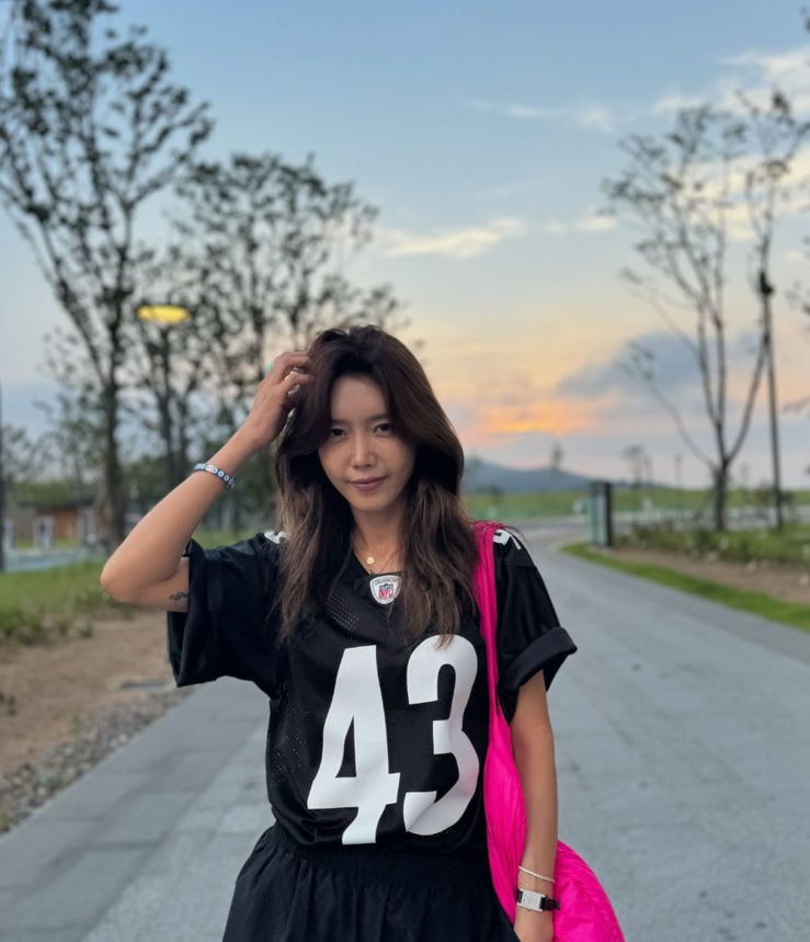 트렌디한 여자 캐주얼룩에 명품 브랜드 에르메스 시프레 슬리퍼로 센스 만점 데일리룩 완성 W 채정안 네이버 블로그