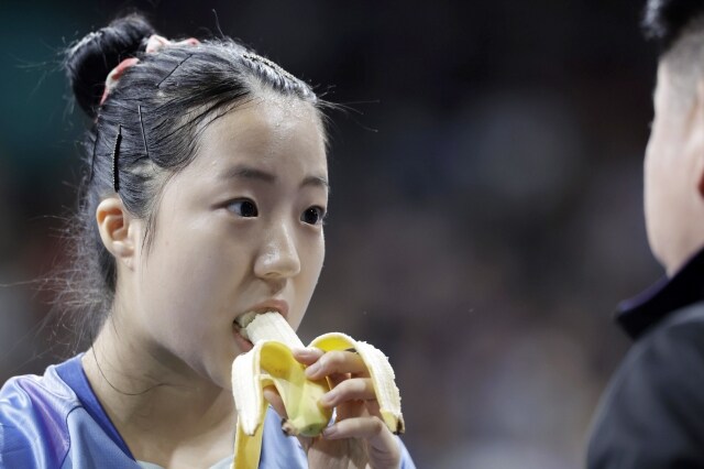 (응?) 올림픽에서 바나나 먹방하던 신유빈 선수 근황.jpg : 네이버 블로그