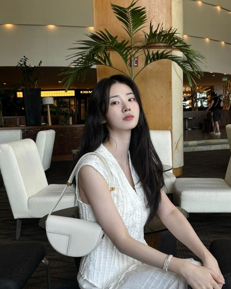 대학교에 입학한 20대 여자 대학생 첫 명품 백으로 올드머니룩 무드의 브랜드 파투 르파투백 여성 가방 정보 W 신시아