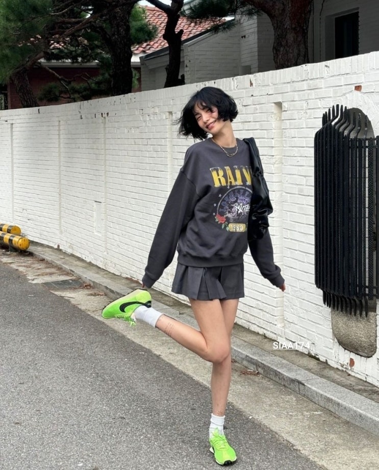 발목 타투한 나나 레이브 프린트 티셔츠 여자 맨투맨 스웻셔츠 힙해 네이버 블로그