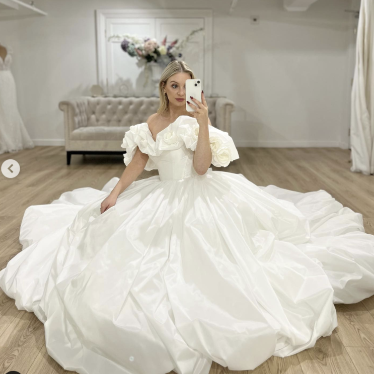 [MILLA NOVA(밀라노바) ⑮] 퀸 Queen // 플라워 장식 드레이프 오프숄더 타프타실크 드레스 / 광주 촬영 웨딩 ...