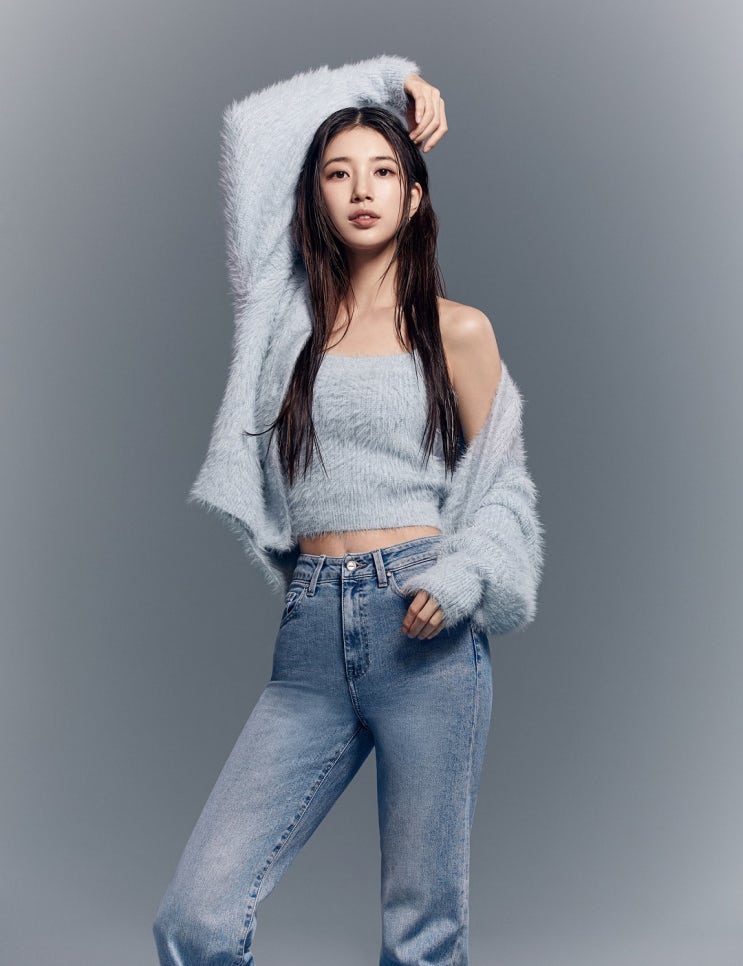 게스(GUESS) X 수지 24FALL화보 속 게스 청바지 스웻 셔츠 데님스커트 여성 가디건 니트 티셔츠 코디 : 네이버 블로그