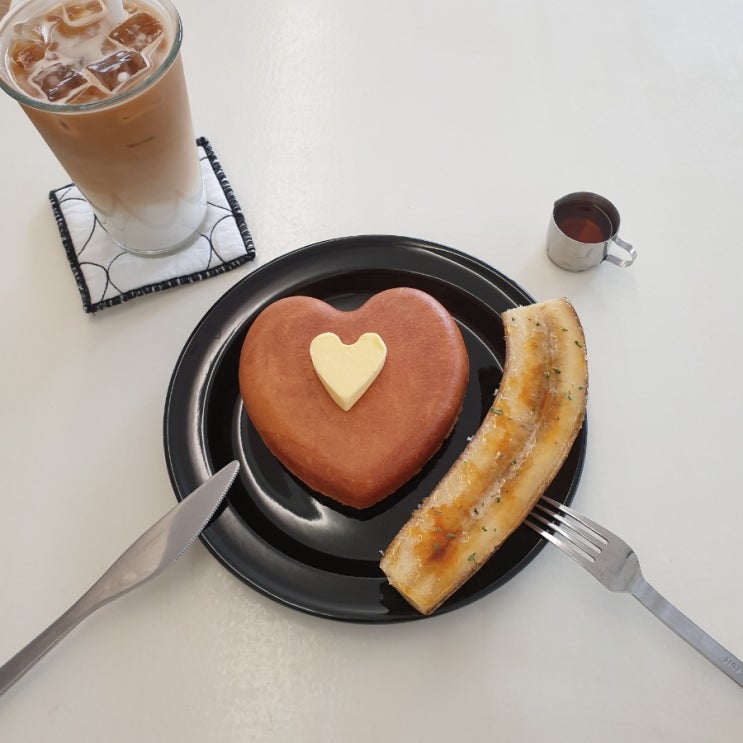 Cafe*카페 콘드(KOND) / 합정 카페, 브런치 카페, 하트팬케이크, 카페라떼 : 네이버 블로그