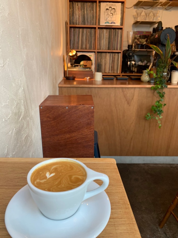 4박 5일 나 홀로 도쿄 여행 - 셋째날) 음악과 커피의 완벽한 조화 - 신주쿠 카페 - 커피 스왐프 : 네이버 블로그