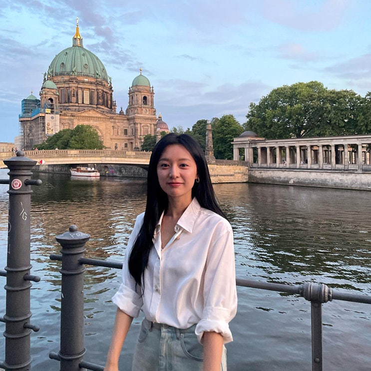 눈물의 여왕 김지원 신혼여행 패션 속 블라우스 멜빵바지 스니커즈 코디 레전드 여친룩 네이버 블로그