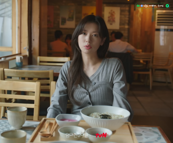엄마친구아들 9회 배석류 정소민패션 옷 코디zip 헤어 집게핀 민소매 블라우스 웨딩링 블랙 셔츠원피스 뷔스티에 베스트