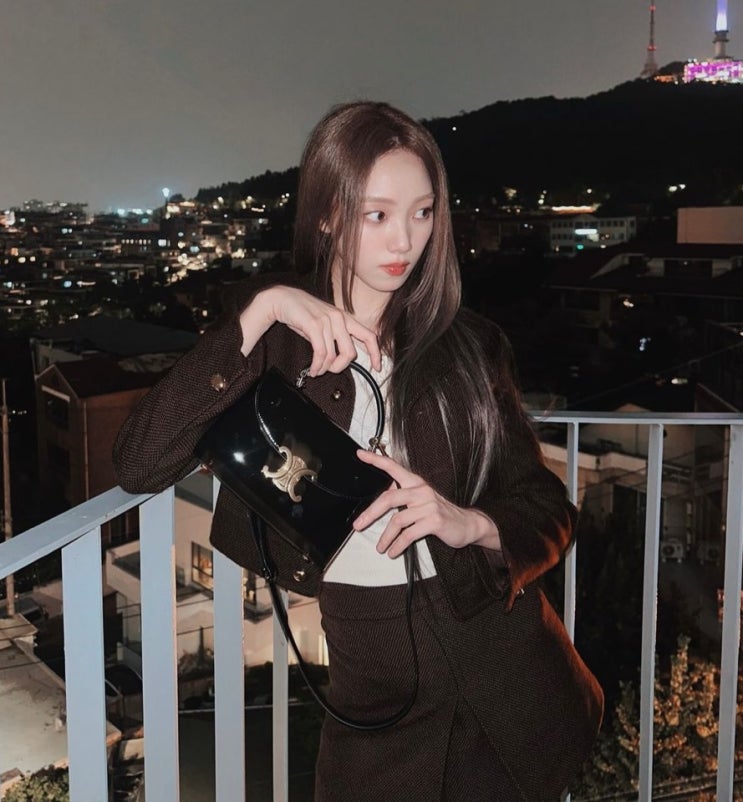 이성경 가방 셀린느 트리오페 미니 틴 니노백 신상 울 트위드 자켓 미니스커트 셋업 정보 20대 30대 여자 명품백 추천