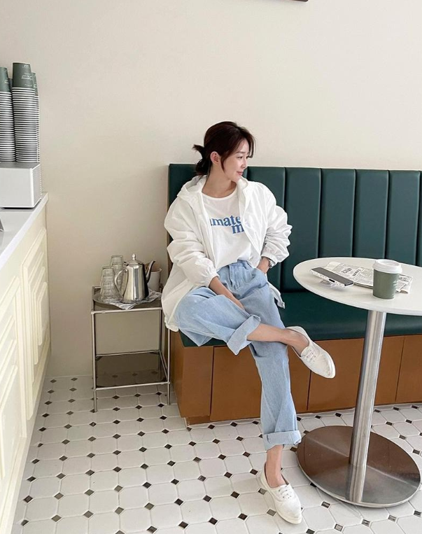 가을 편하게 입기 좋은 꾸안꾸 룩 매력의 라이트한 경량 여자 흰색 바람막이 자켓 코디 추천 네이버 블로그