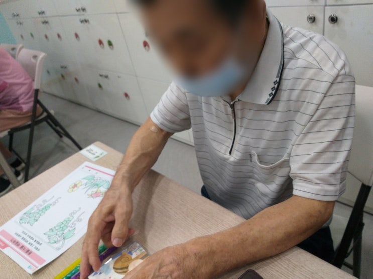 【거제 동행노인주간보호센터】 《오늘의 프로그램》 2024년 08월 26일 미술인지활동올바른 글자찾기and포도송이색칠하기체조