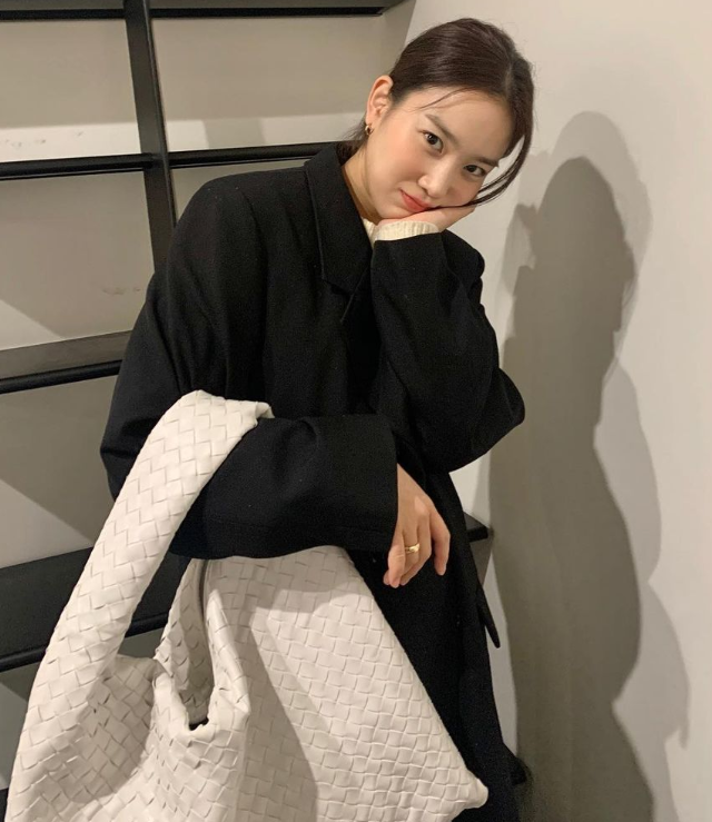 보테가베네타 라지홉 화이트백 가방 착용한 장희령 패션 네이버 블로그