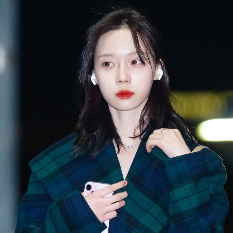 청순 미모 에스파 윈터 공항패션 여성 체크 코트 폴로 가방 크로스바디백 네이버 블로그