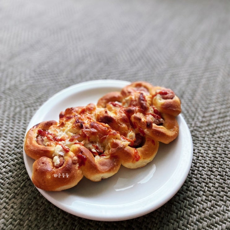 소시지빵 홈베이킹 _ 낙엽모양 성형하는 법, 옛날소시지빵 성형하기 (ft. 반죽기) : 네이버 블로그