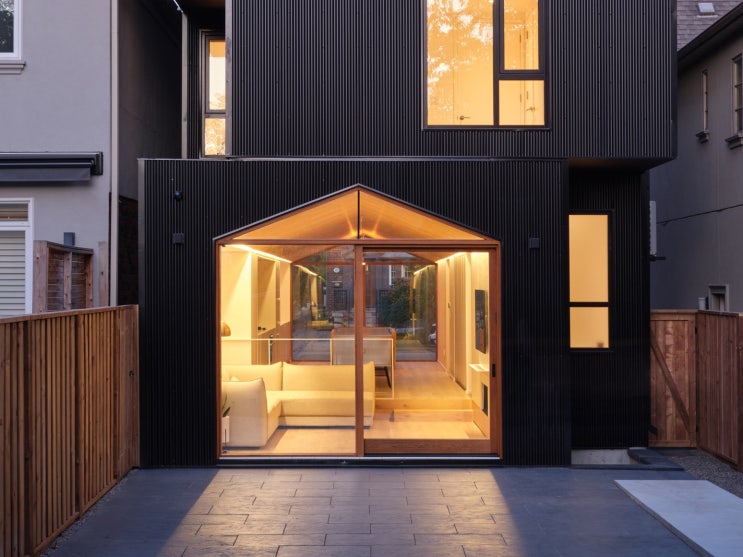 1층에서도 '박공 단층집’ 같은 분위기가 느껴지게 지은 3층집, Everden Residence by Studio AC ...