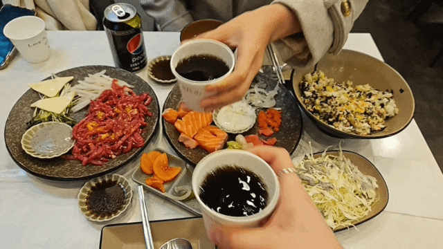 맛이면 맛 서비스 면 서비스~ 가장 중요한 두 가지를 모두 갖춘 서초역 초밥과 연어 육회를 맛볼 수 있는 곳 육회바른연어