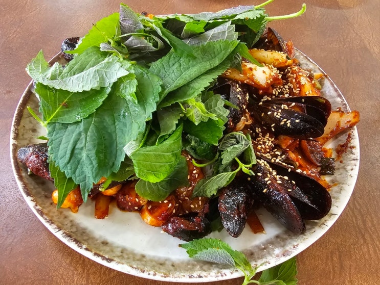 제주시 구좌읍 맛집 돌문어 볶음이 맛있는 소금바치 순이네옛 농협 창고가 멋진 공간으로 탄생한 보롬 창고에서 커피 한잔하기