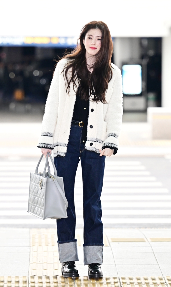 연예인패션 한소희 공항패션 브랜드는 명품브랜드 디올 여자 봄자켓 청바지 토트백 앵클부츠 추천 네이버 블로그