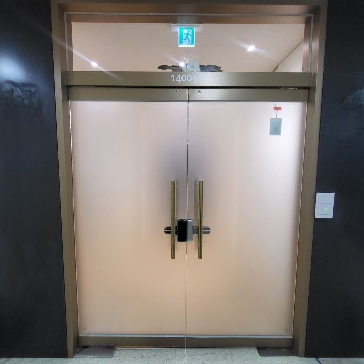 사무실 출입문 유리 반투명시트지 안개시트지 엠보시트지 시공 회사 기업 시트지디자인 시선차단 탕비실 상담실 미팅룸 : 네이버 블로그