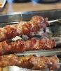 서울역삼동양꼬치맛집 도톰한 식감과 고소함이 있는 양꼬치를 숯불을 사용하여 먹을 수 있어 숯 향이 고기에 살짝 베어 더욱