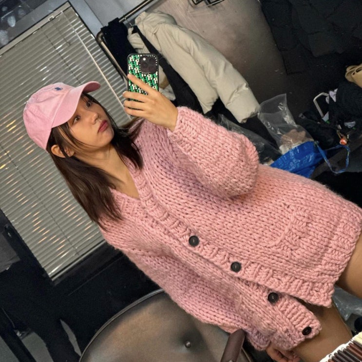 혜리 핑크 폴로 랄프로렌 여자 볼 캡 모자 추천 연예인 패션 프라다 가디건 사나 착용 브랜드 네이버 블로그