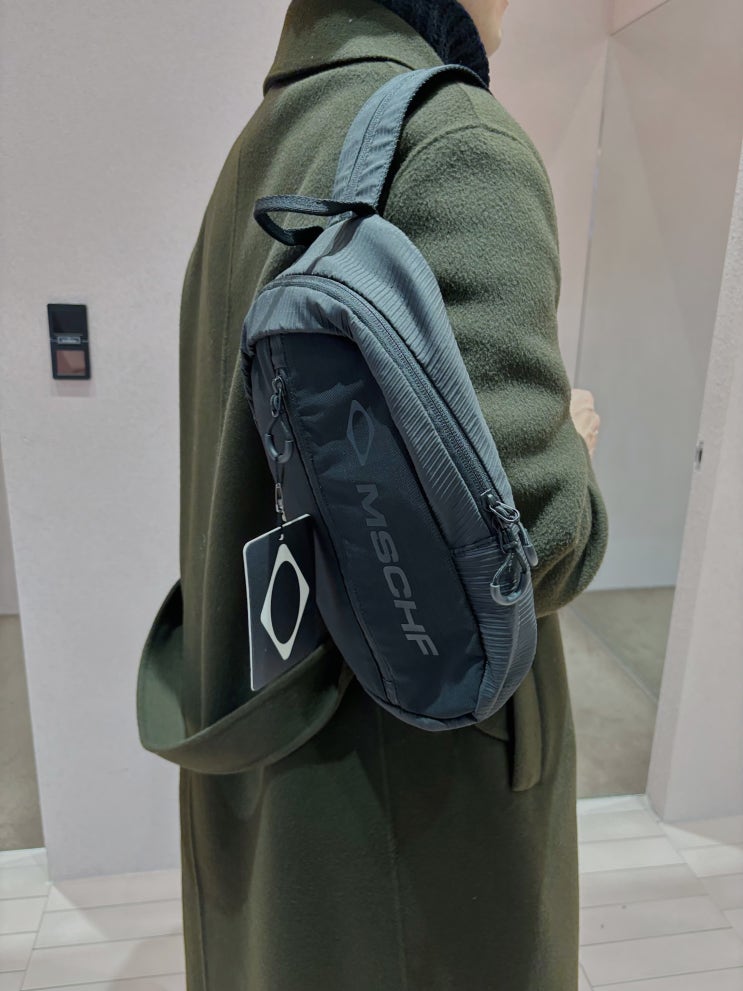 【MSCHF】 미스치프 TWO-WAY MESH SLING BAG 투웨이 메쉬 슬링백 / 아이패드 수납 운동복 가방 추천 ...