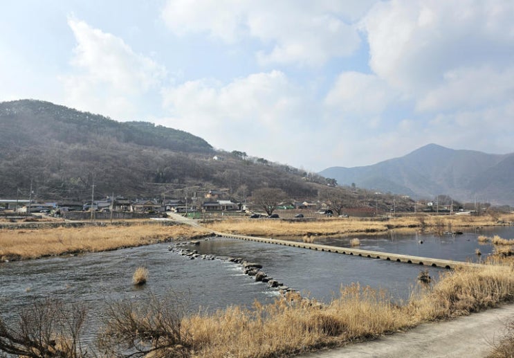 내 고향 임실任實강물 머금은 풍경엔가만히 詩가 흐른다강가에 핀 풀꽃도 나무도 한 편의 시로섬진강 500리 물길 중