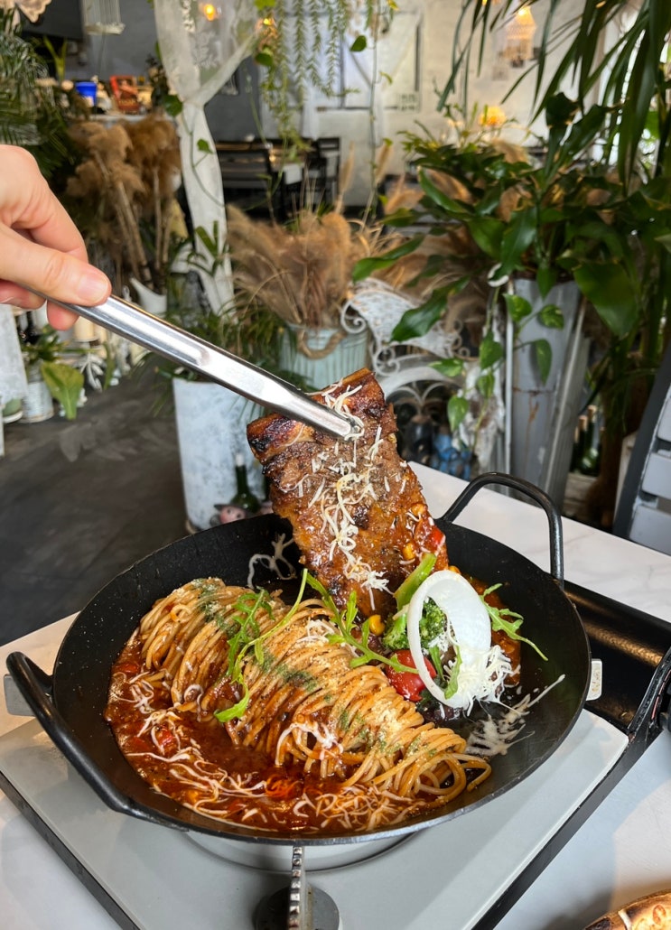 망원동 맛집 플랜테리어 분위기에 매콤한 갈비파스타가 맛있는 따식 갈비파스타 망원 네이버 블로그