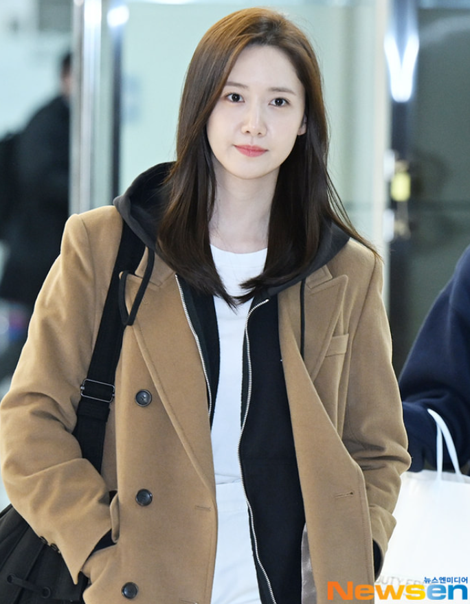 윤아 공항패션속 10만원대 스니커즈 브랜드 어디꺼 네이버 블로그