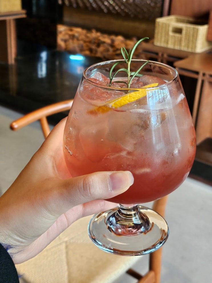 성수 퍼프아웃, 두가지 컨셉의 인생샷 가능한 성수 감성 카페 추천, 성수역 데이트 코스 추천 : 네이버 블로그