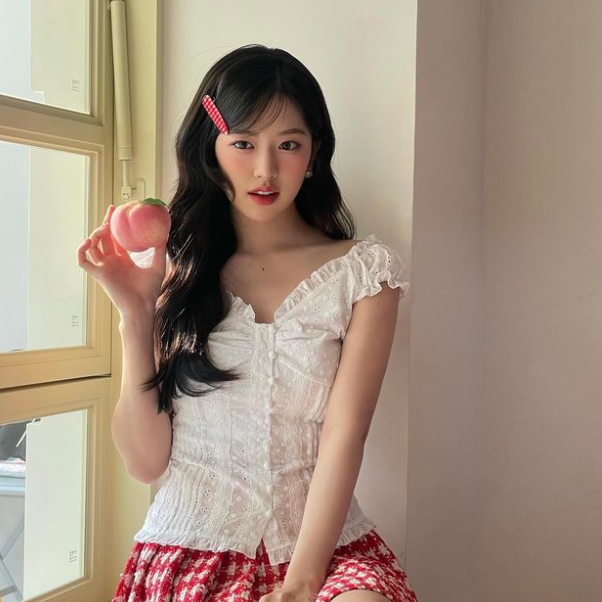 아이브 안유진 7만원대 민소매 화이트 레이스 블라우스 귀여운 코디 네이버 블로그