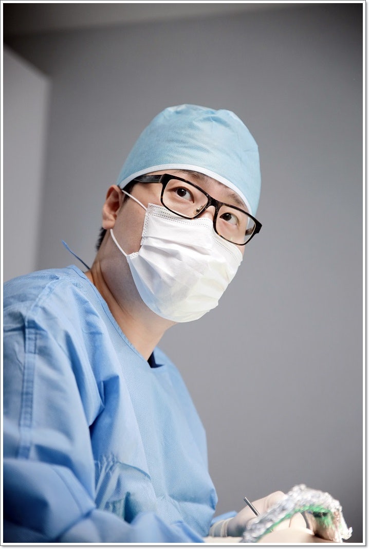 전농동치과 임플란트 자기 치아처럼 편안하고 오랫동안 사용이 가능하지만 식립한 후에 사후관리를 잘해줘야 한다는 점도 잊지