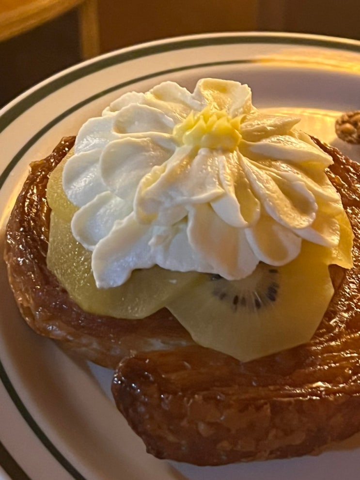 [홍대] 홍대데이트코스 추천 또는 친구들이랑 가기 좋은 이색 홍대카페 ‘코코넛밧스’ : 네이버 블로그