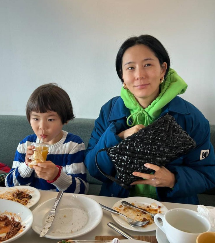 김나영 보테가베네타 가방 한남동 산책룩 신상 가방 패션 네이버 블로그
